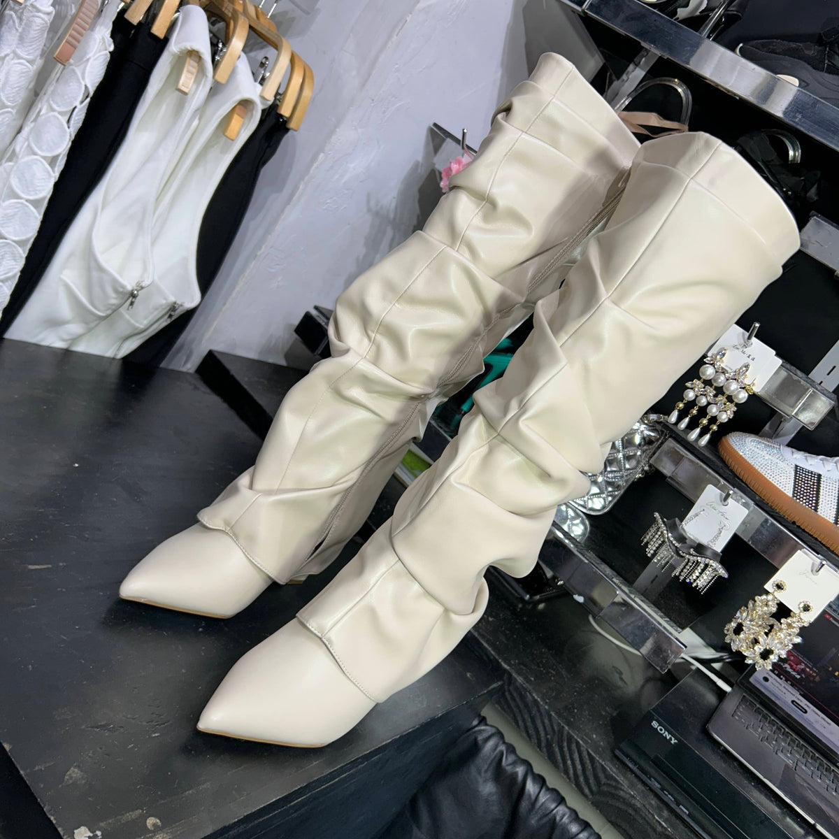 Botas Kaylie blancas picudas de suela corrida corrugadas – JAT Clothing